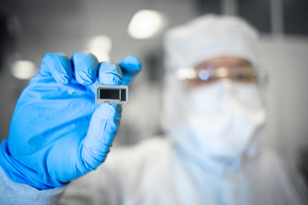 Intel Showcases Industry’s First “Glass Core” Substrates With EMIB ...