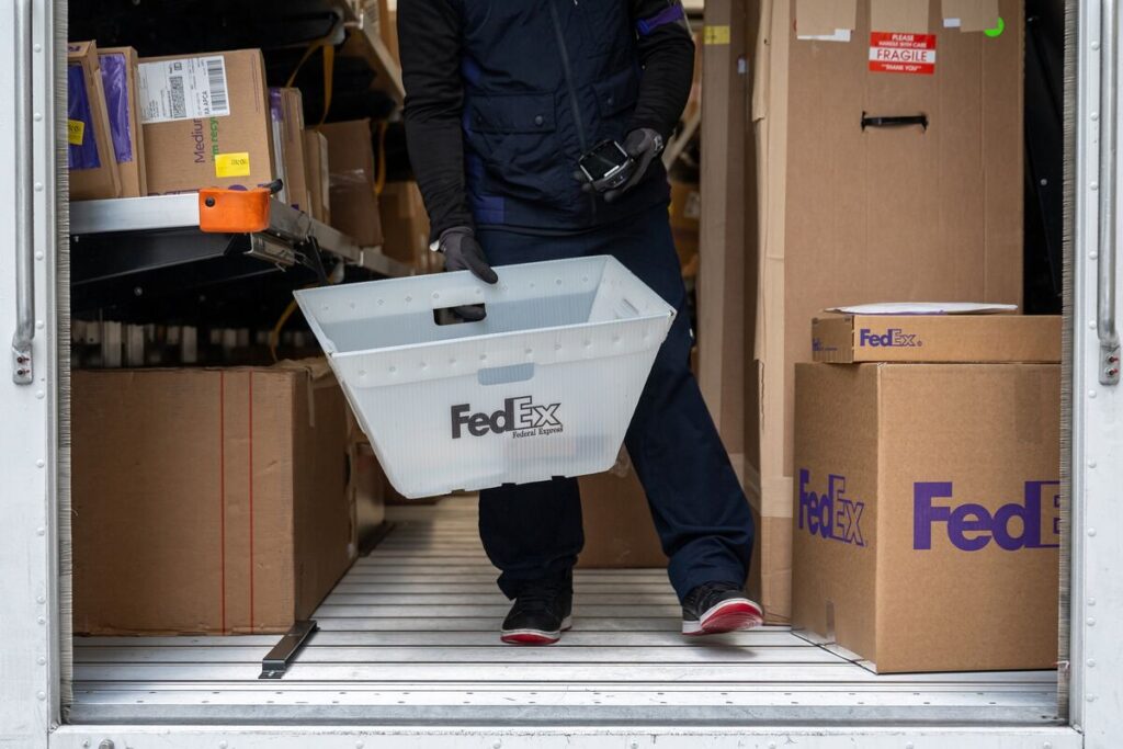 FedEx Investors Should Cheer Its Retreat From Online Shopping – Pak ...
