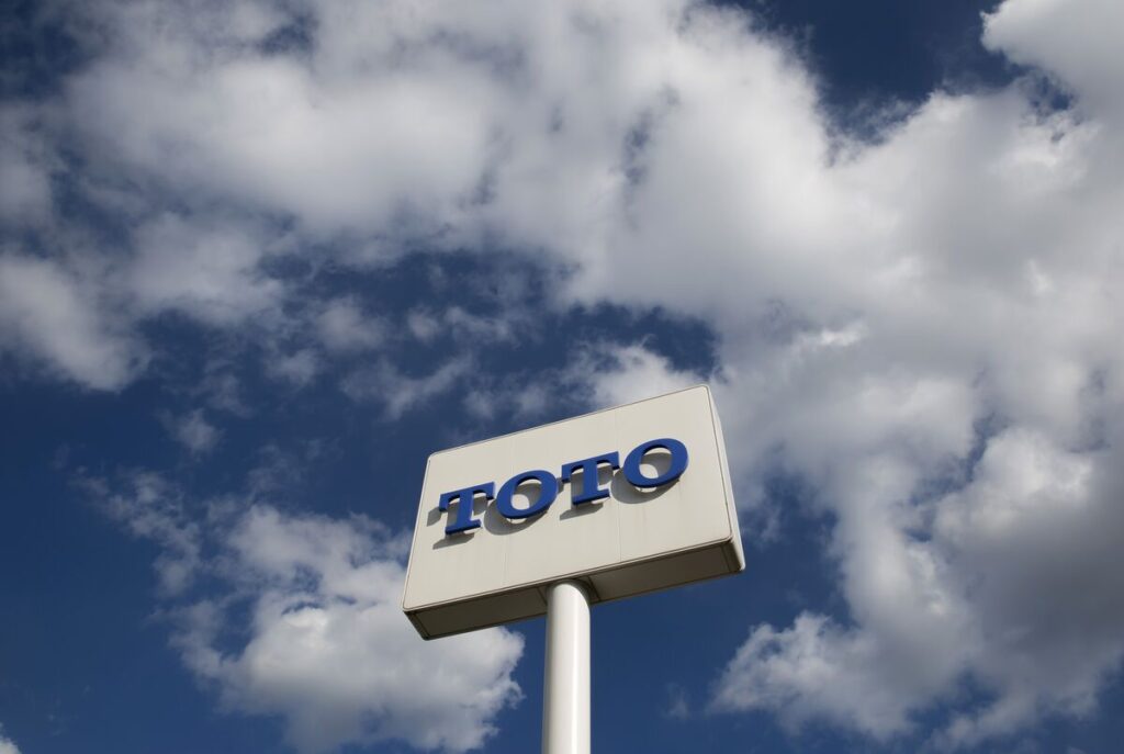 Activist Palliser Takes Stake in Toilet Firm Toto in AI Play – Pak ...