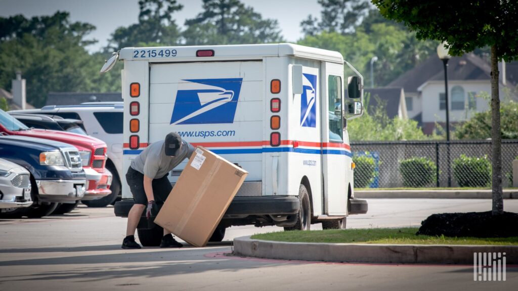 Amazon signs new delivery deal with Postal Service at 20% less volume ...